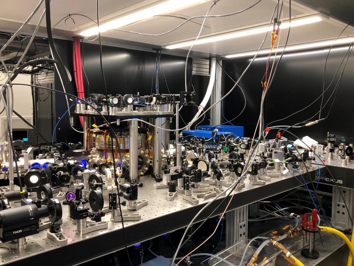 AWG-card by Spectrum used to move around single atoms | Electronic ...